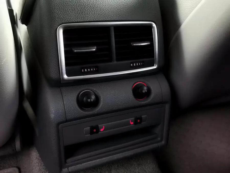 Grey Audi Q7 2007 in Riga, with an engine capacity of 3.00 L and mileage of 273 thousand km for 6590 €, photo 9 on AUTOMOTO.COM.LV