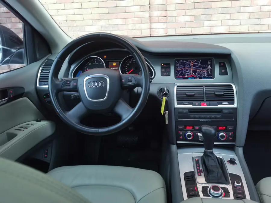 Grey Audi Q7 2007 in Riga, with an engine capacity of 3.00 L and mileage of 220 thousand km for 7490 €, photo 19 on AUTOMOTO.COM.LV