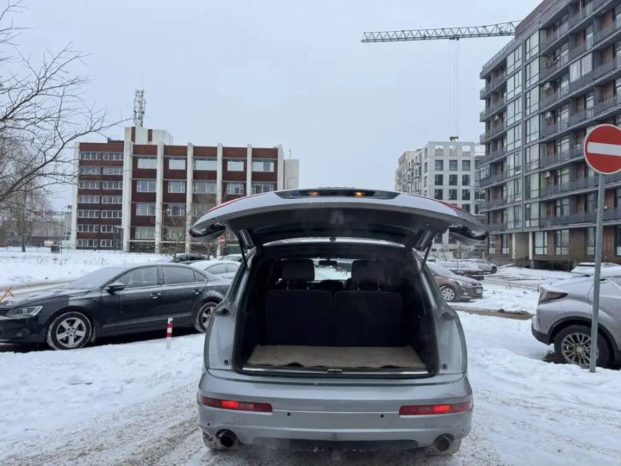 Grey Audi Q7 2007 in Riga, with an engine capacity of 3.00 L and mileage of 293 thousand km for 5990 €, photo 7 on AUTOMOTO.COM.LV