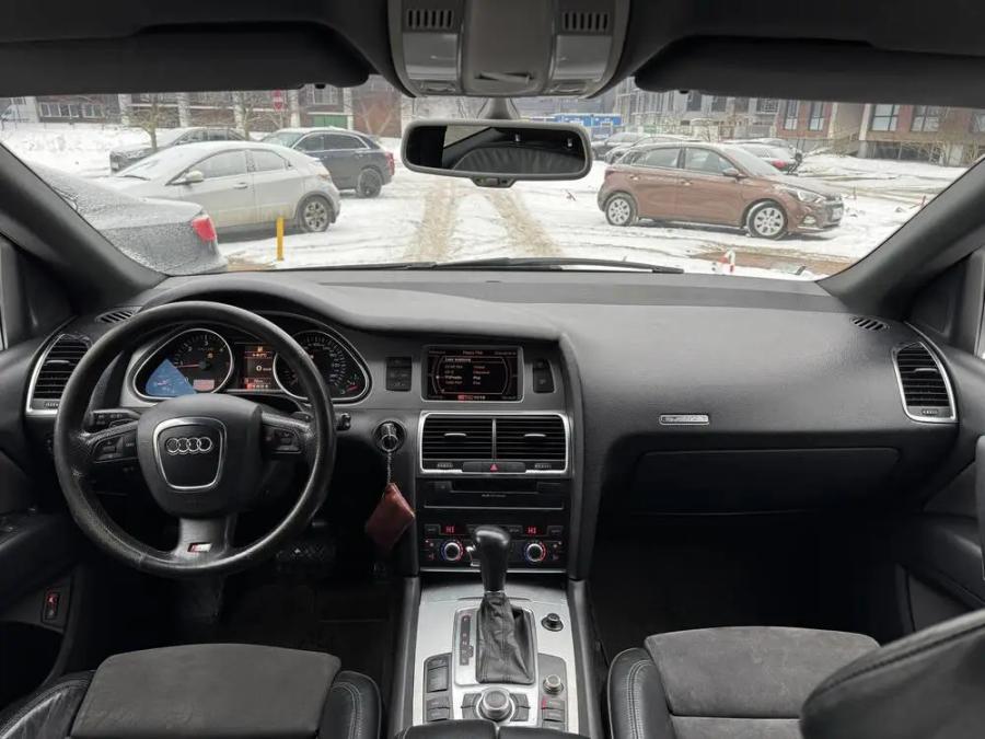 Grey Audi Q7 2007 in Riga, with an engine capacity of 3.00 L and mileage of 293 thousand km for 5990 €, photo 12 on AUTOMOTO.COM.LV
