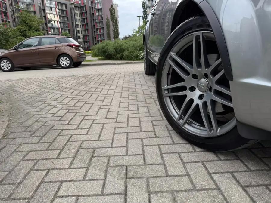 Grey Audi Q7 2007 in Riga, with an engine capacity of 3.00 L and mileage of 374 thousand km for 7990 €, photo 3 on AUTOMOTO.COM.LV
