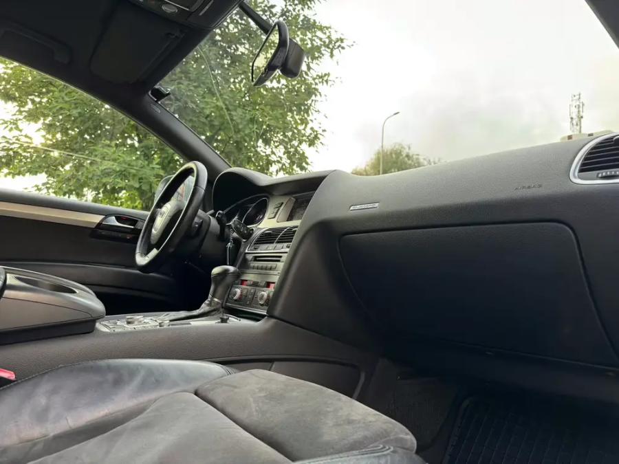 Grey Audi Q7 2007 in Riga, with an engine capacity of 3.00 L and mileage of 374 thousand km for 7990 €, photo 10 on AUTOMOTO.COM.LV