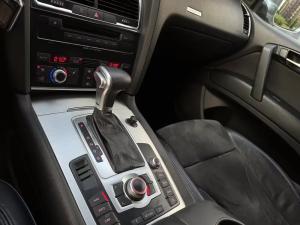 Grey Audi Q7 2007 in Riga, with an engine capacity of 3.00 L and mileage of 374 thousand km for 7990 €, photo 18 on AUTOMOTO.COM.LV