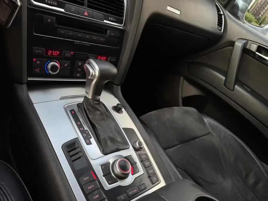 Grey Audi Q7 2007 in Riga, with an engine capacity of 3.00 L and mileage of 374 thousand km for 7990 €, photo 18 on AUTOMOTO.COM.LV