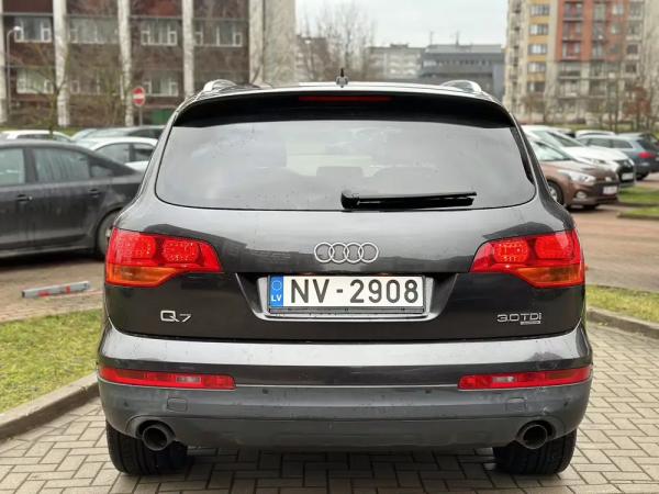 Grey Audi Q7 2008 in Riga, with an engine capacity of 3.00 L and mileage of 268 thousand km for 5990 €, photo 3 on AUTOMOTO.COM.LV
