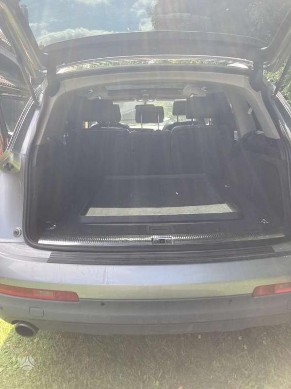 Audi Q7 2008 in Vilnius on AUTOMOTO.COM.LV Grey Audi Q7 2008 in Vilnius, with an engine capacity of 4.13 L and mileage of 306 thousand km for 4000 €, photo 6 on AUTOMOTO.COM.LV