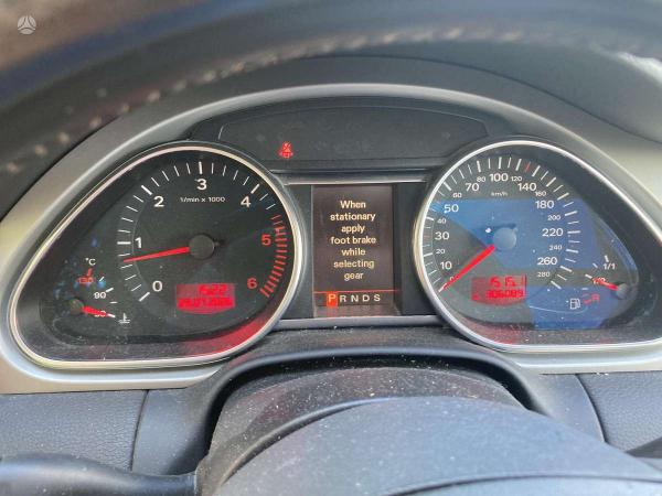 Audi Q7 2008 in Vilnius on AUTOMOTO.COM.LV Grey Audi Q7 2008 in Vilnius, with an engine capacity of 4.13 L and mileage of 306 thousand km for 4000 €, photo 7 on AUTOMOTO.COM.LV