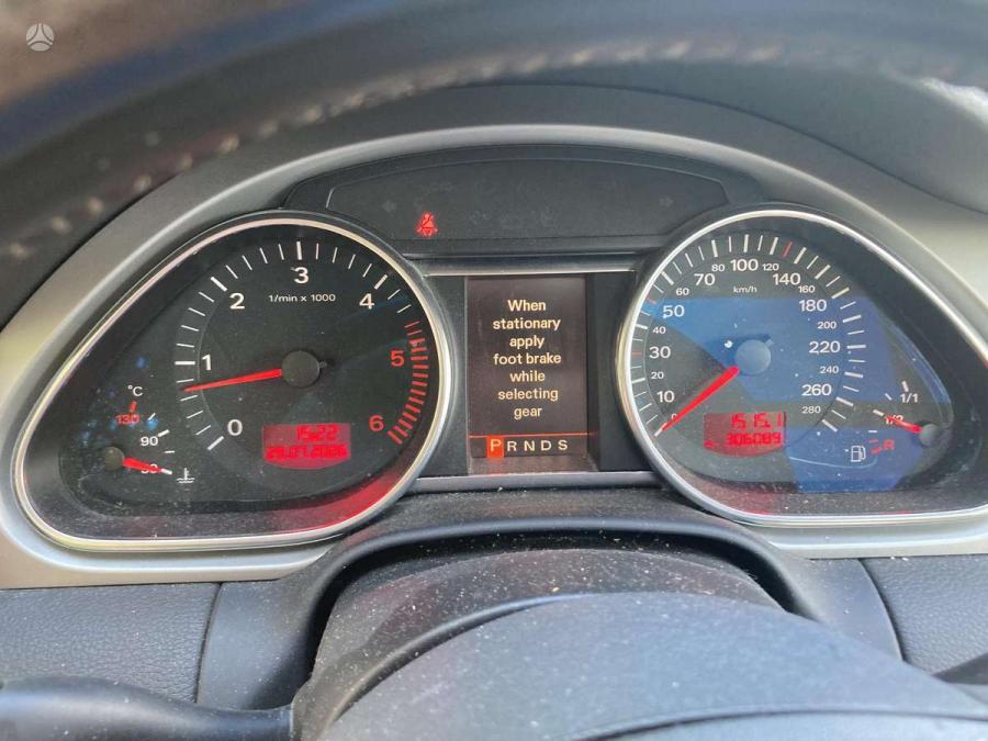 Pelēks Audi Q7 2008 Viļņa, ar dzinēja tilpumu 4.13 L un nobraukumu 306 tūkst. km par 4000 €, foto 7 vietnē AUTOMOTO.COM.LV