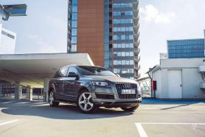 Grey Audi Q7 2010 in Vilnius, with an engine capacity of 4.13 L and mileage of 340 thousand km for 10900 €, photo 4 on AUTOMOTO.COM.LV