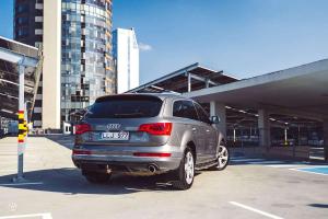 Grey Audi Q7 2010 in Vilnius, with an engine capacity of 4.13 L and mileage of 340 thousand km for 10900 €, photo 6 on AUTOMOTO.COM.LV