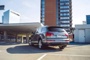 Grey Audi Q7 2010 in Vilnius, with an engine capacity of 4.13 L and mileage of 340 thousand km for 10900 €, photo 8 on AUTOMOTO.COM.LV