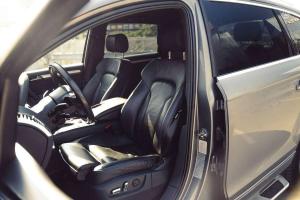 Grey Audi Q7 2010 in Vilnius, with an engine capacity of 4.13 L and mileage of 340 thousand km for 10900 €, photo 12 on AUTOMOTO.COM.LV