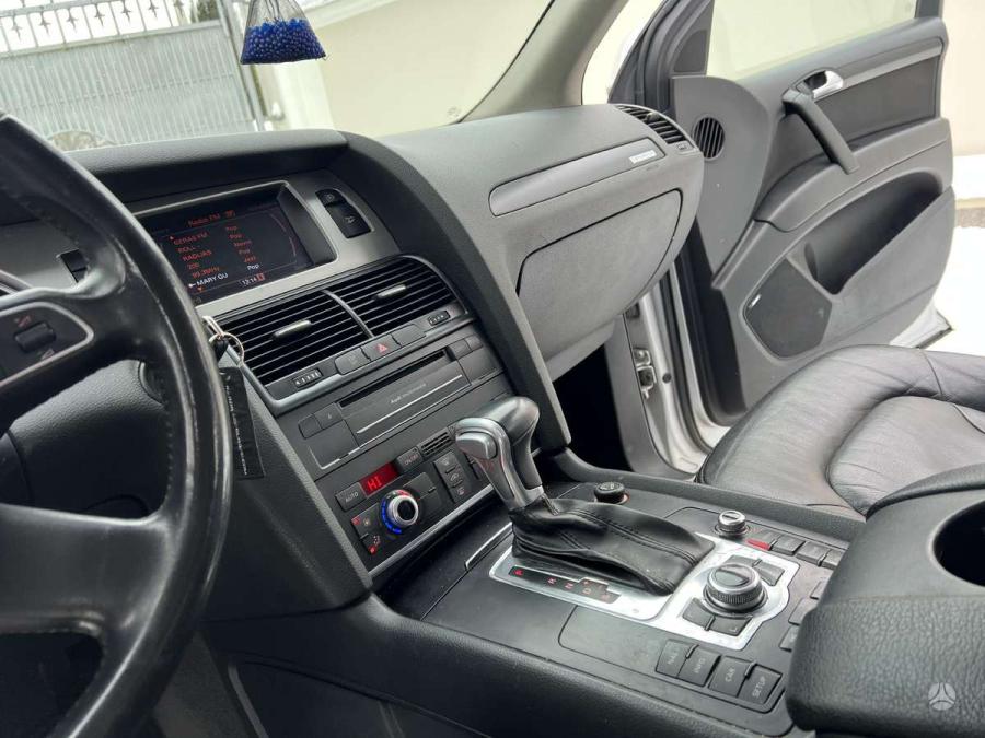 Grey Audi Q7 2011 in Vilnius, with an engine capacity of 2.97 L and mileage of 281 thousand km for 7850 €, photo 27 on AUTOMOTO.COM.LV