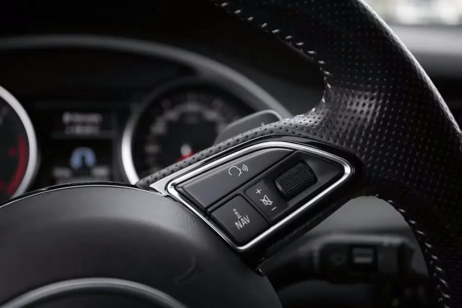 Grey Audi Q7 2012 in Jelgava, with an engine capacity of 3.00 L and mileage of 259 thousand km for 15550 €, photo 37 on AUTOMOTO.COM.LV