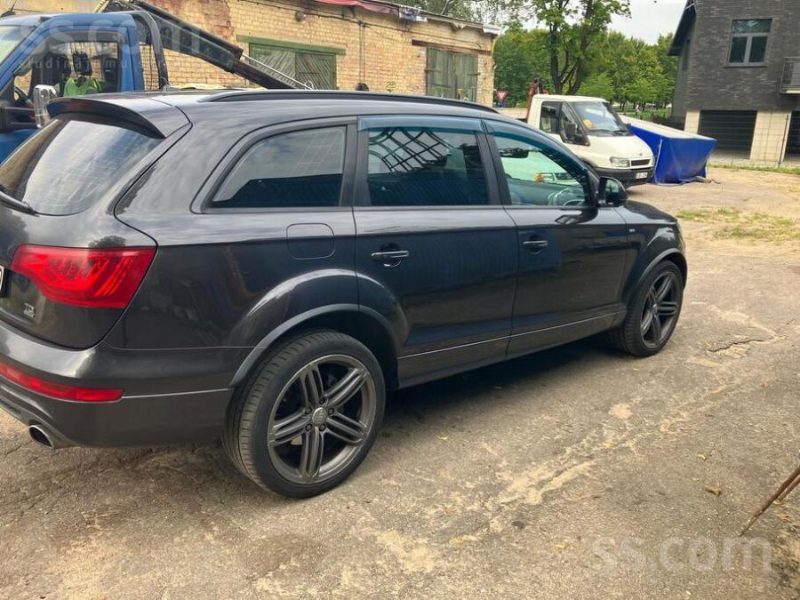 Grey Audi Q7 2014 in Riga, with an engine capacity of 3.00 L and mileage of 301 thousand km for 10500 €, photo 4 on AUTOMOTO.COM.LV