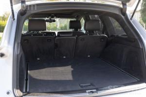 Grey Audi Q7 2014 in Bauska, with an engine capacity of 3.00 L and mileage of 295 thousand km for 12600 €, photo 18 on AUTOMOTO.COM.LV