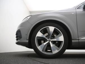 Grey Audi Q7 2015 in Vilnius, with an engine capacity of 3.00 L and mileage of 194 thousand km for 25799 €, photo 30 on AUTOMOTO.COM.LV