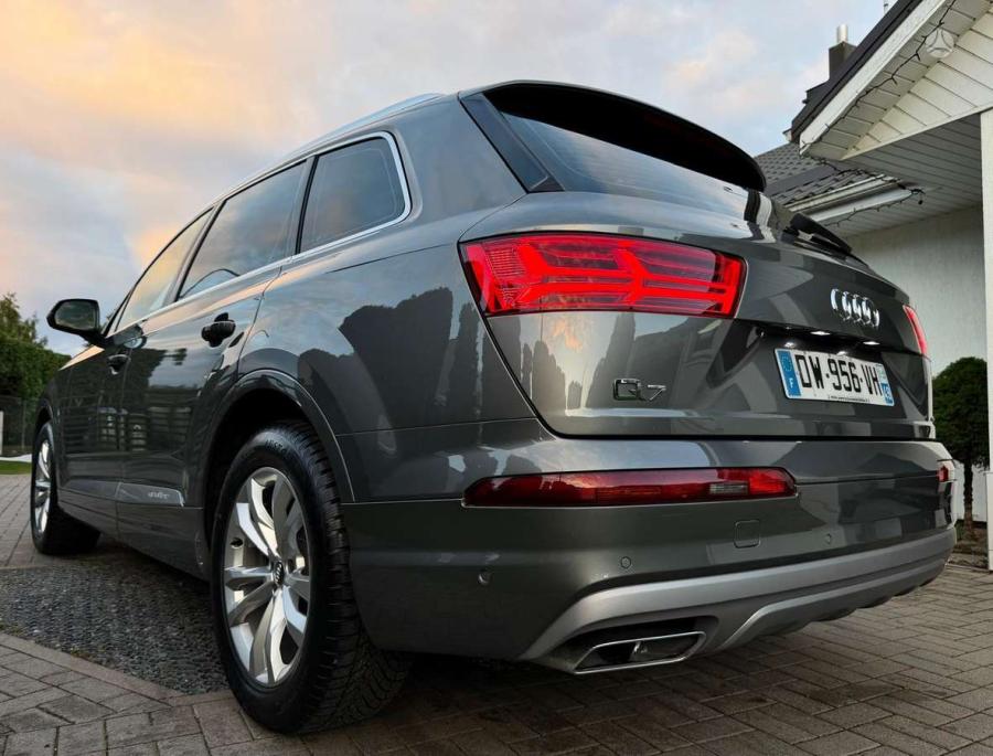 Grey Audi Q7 2015 in Kaunas, with an engine capacity of 3.00 L and mileage of 300 thousand km for 15850 €, photo 1 on AUTOMOTO.COM.LV