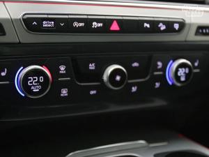 Grey Audi Q7 2016 in Vilnius, with an engine capacity of 3.00 L and mileage of 221 thousand km for 25999 €, photo 22 on AUTOMOTO.COM.LV