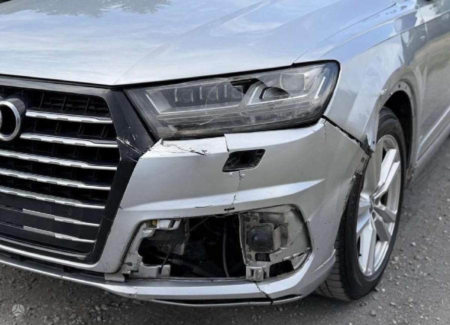 Grey Audi Q7 2016 in Vilnius, with an engine capacity of 2.97 L and mileage of 290 thousand km for 13990 €, photo 7 on AUTOMOTO.COM.LV