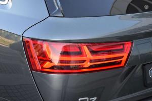 Grey Audi Q7 2016 in Vilnius, with an engine capacity of 2.97 L and mileage of 273 thousand km for 20700 €, photo 31 on AUTOMOTO.COM.LV