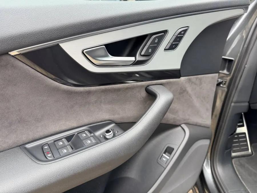 Grey Audi Q7 2016 in Riga, with an engine capacity of 3.00 L and mileage of 254 thousand km for 23995 €, photo 13 on AUTOMOTO.COM.LV