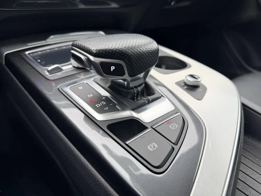 Grey Audi Q7 2016 in Riga, with an engine capacity of 3.00 L and mileage of 254 thousand km for 23995 €, photo 20 on AUTOMOTO.COM.LV