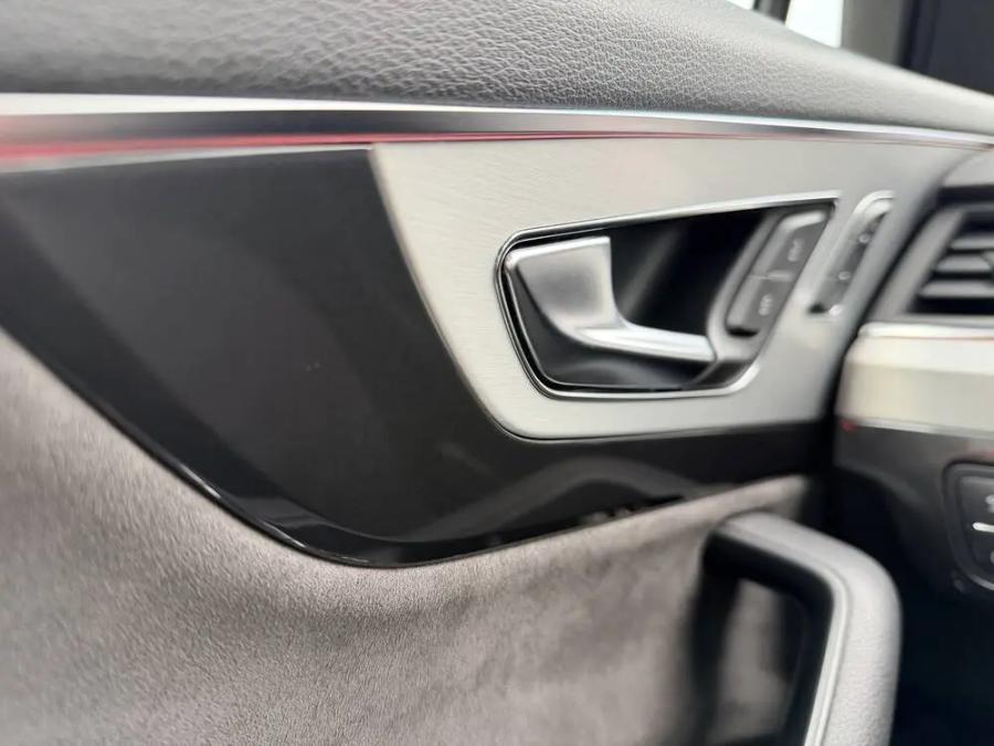 Grey Audi Q7 2016 in Riga, with an engine capacity of 3.00 L and mileage of 254 thousand km for 23995 €, photo 28 on AUTOMOTO.COM.LV