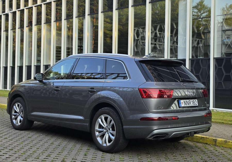 Grey Audi Q7 2017 in Vilnius, with an engine capacity of 3.00 L and mileage of 300 thousand km for 13200 €, photo 5 on AUTOMOTO.COM.LV