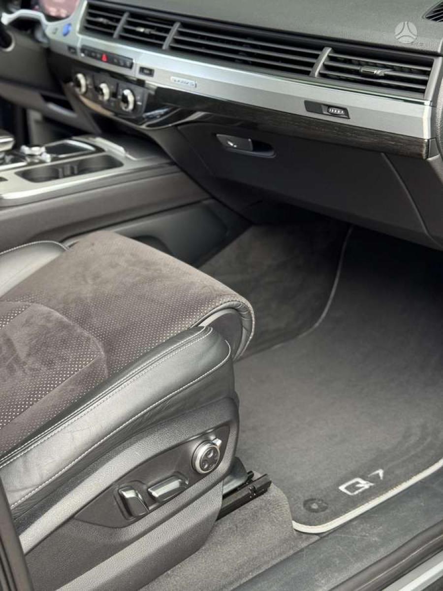 Grey Audi Q7 2017 in Vilnius, with an engine capacity of 2.97 L and mileage of 153 thousand km for 27000 €, photo 18 on AUTOMOTO.COM.LV