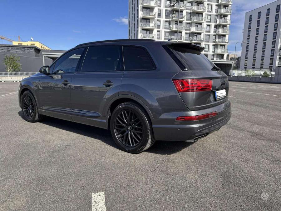Grey Audi Q7 2017 in Vilnius, with an engine capacity of 2.97 L and mileage of 226 thousand km for 25990 €, photo 5 on AUTOMOTO.COM.LV