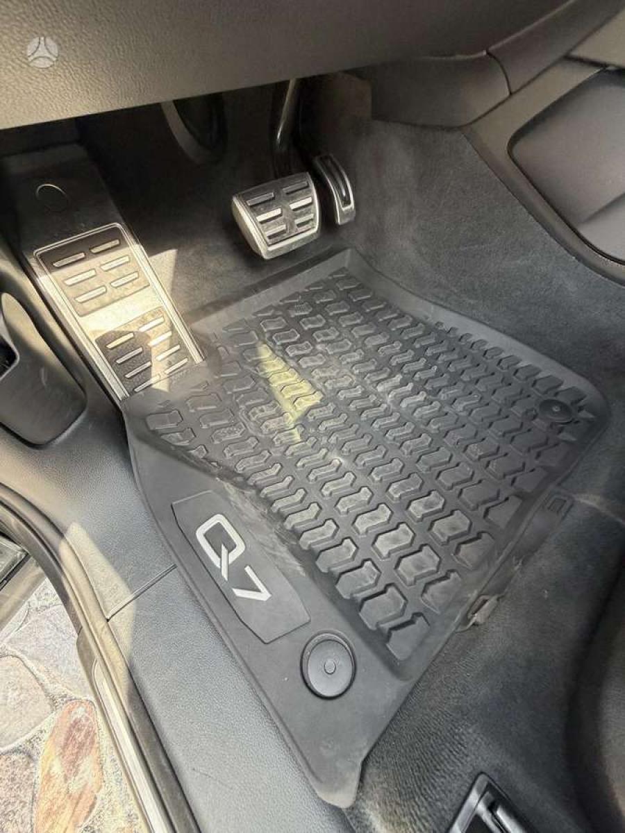 Grey Audi Q7 2017 in Kaunas, with an engine capacity of 2.97 L and mileage of 270 thousand km for 26500 €, photo 20 on AUTOMOTO.COM.LV