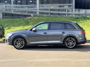 Grey Audi Q7 2017 in Salcininkai, with an engine capacity of 2.97 L and mileage of 353 thousand km for 23000 €, photo 3 on AUTOMOTO.COM.LV