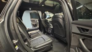 Pelēks Audi Q7 2018 Rīga, ar dzinēja tilpumu 4.00 L un nobraukumu 169 tūkst. km par 36990 €, foto 13 vietnē AUTOMOTO.COM.LV