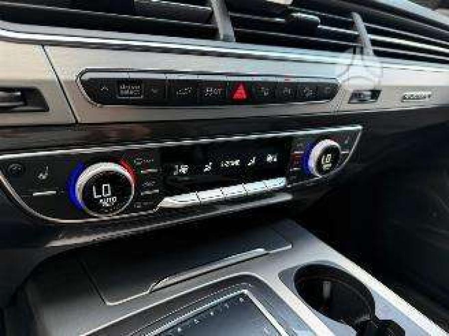 Grey Audi Q7 2018 in Raseiniai, with an engine capacity of 3.00 L and mileage of 171 thousand km for 22150 €, photo 18 on AUTOMOTO.COM.LV
