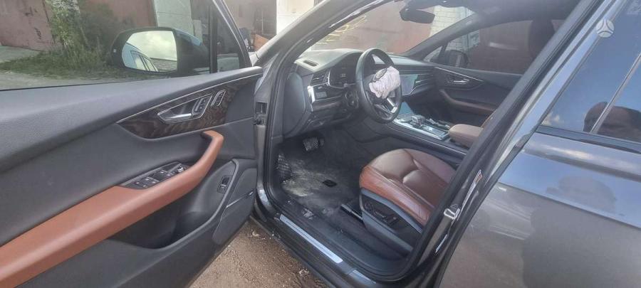 Grey Audi Q7 2020 in Vilnius, with an engine capacity of 3.00 L and mileage of 159 thousand km for 23900 €, photo 9 on AUTOMOTO.COM.LV