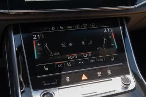 Grey Audi Q7 2021 in Vilnius, with an engine capacity of 3.00 L and mileage of 98 thousand km for 48300 €, photo 25 on AUTOMOTO.COM.LV