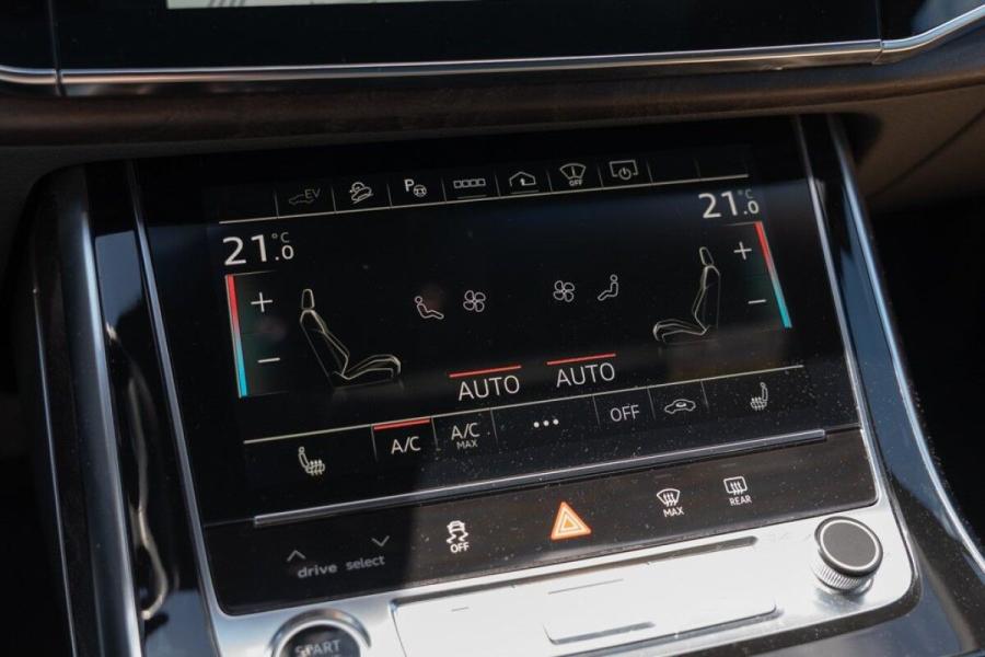 Grey Audi Q7 2021 in Vilnius, with an engine capacity of 3.00 L and mileage of 98 thousand km for 48300 €, photo 25 on AUTOMOTO.COM.LV