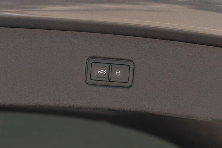 Grey Audi Q7 2021 in Vilnius, with an engine capacity of 3.00 L and mileage of 98 thousand km for 48300 €, photo 31 on AUTOMOTO.COM.LV