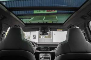 Grey Audi Q7 2022 in Vilnius, with an engine capacity of 3.00 L and mileage of 100 thousand km for 60000 €, photo 42 on AUTOMOTO.COM.LV