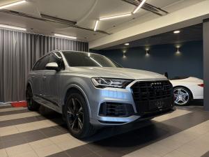 Grey Audi Q7 2022 in Riga, with an engine capacity of 3.00 L and mileage of 61 thousand km for 41490 €, photo 3 on AUTOMOTO.COM.LV