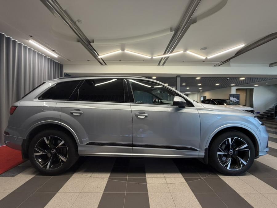 Grey Audi Q7 2022 in Riga, with an engine capacity of 3.00 L and mileage of 61 thousand km for 41490 €, photo 4 on AUTOMOTO.COM.LV