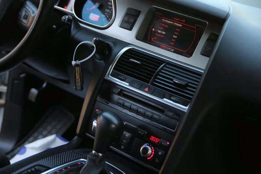 White Audi Q7 2007 in Riga, with an engine capacity of 3.00 L and mileage of 249 thousand km for 6290 €, photo 12 on AUTOMOTO.COM.LV