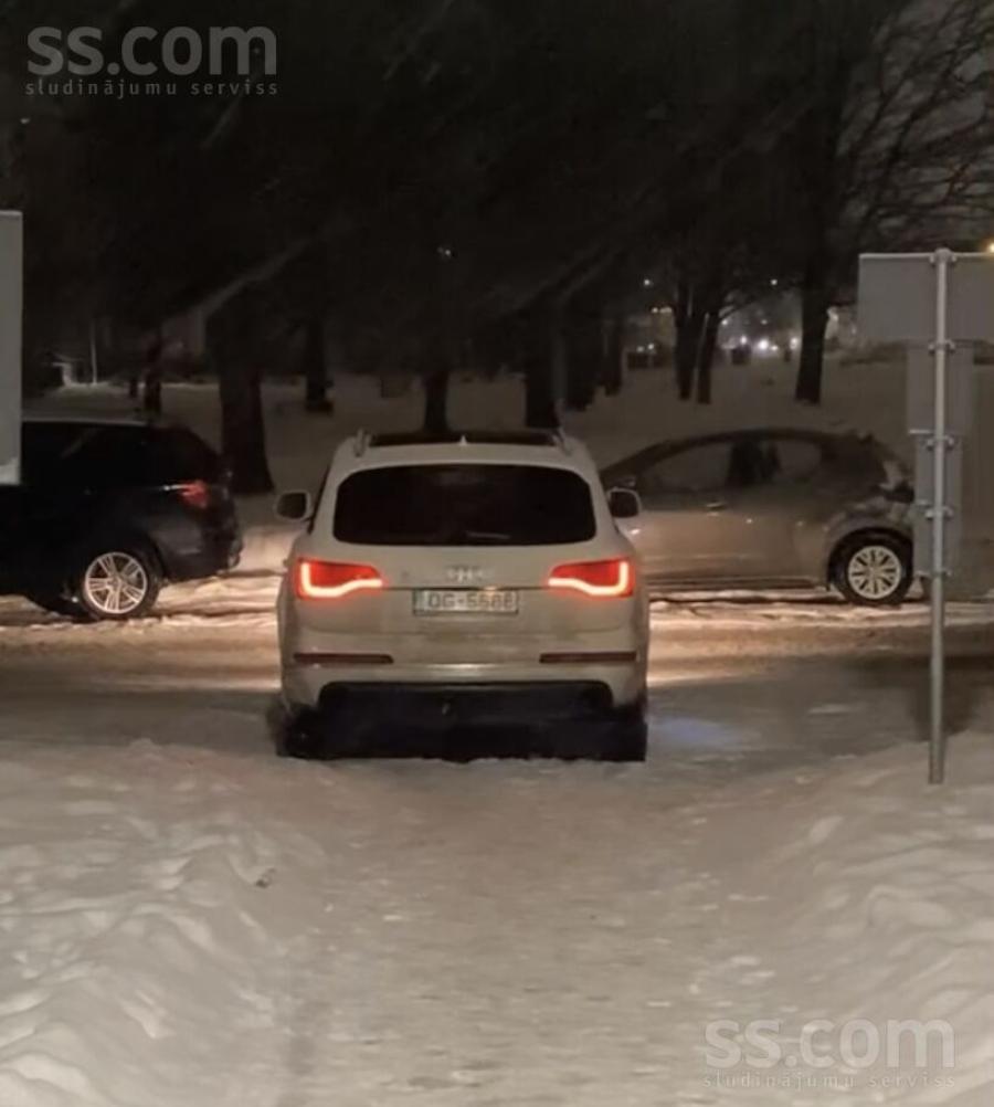 Balts Audi Q7 2009 Rīga, ar dzinēja tilpumu 3.00 L un nobraukumu 305 tūkst. km par 10500 €, foto 19 vietnē AUTOMOTO.COM.LV