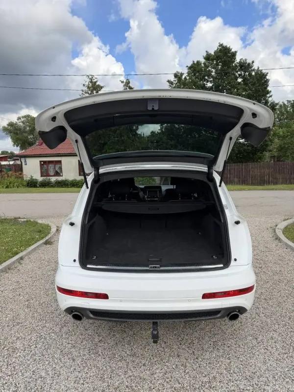 White Audi Q7 2010 in Ventspils, with an engine capacity of 3.00 L and mileage of 299 thousand km for 10990 €, photo 9 on AUTOMOTO.COM.LV