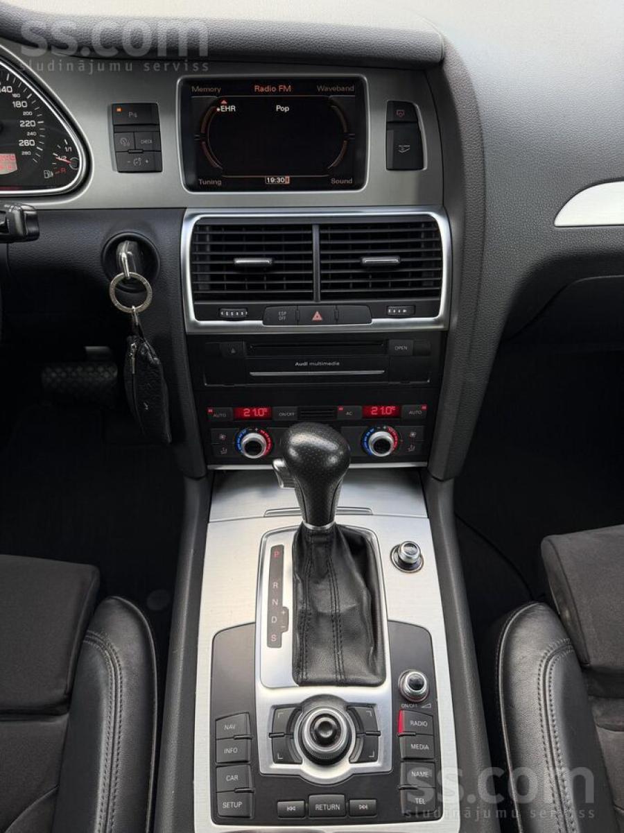 White Audi Q7 2010 in Ventspils, with an engine capacity of 3.00 L and mileage of 299 thousand km for 10990 €, photo 24 on AUTOMOTO.COM.LV