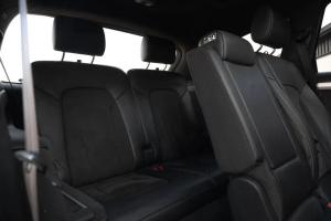 White Audi Q7 2011 in Jelgava, with an engine capacity of 3.00 L and mileage of 287 thousand km for 10900 €, photo 12 on AUTOMOTO.COM.LV