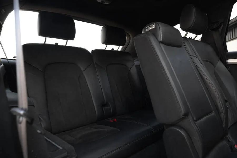 White Audi Q7 2011 in Jelgava, with an engine capacity of 3.00 L and mileage of 287 thousand km for 10900 €, photo 12 on AUTOMOTO.COM.LV