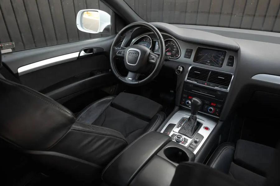 White Audi Q7 2011 in Jelgava, with an engine capacity of 3.00 L and mileage of 287 thousand km for 10900 €, photo 13 on AUTOMOTO.COM.LV
