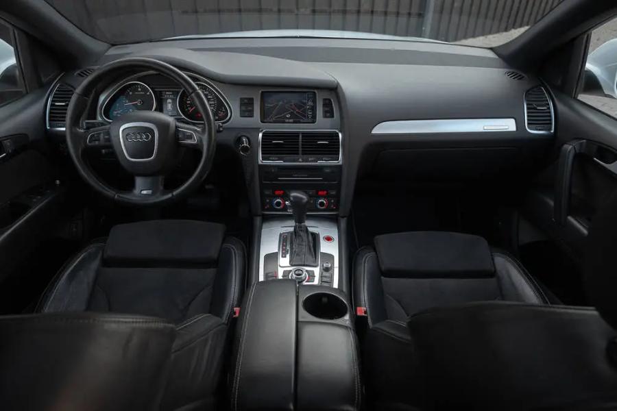 White Audi Q7 2011 in Jelgava, with an engine capacity of 3.00 L and mileage of 287 thousand km for 10900 €, photo 14 on AUTOMOTO.COM.LV